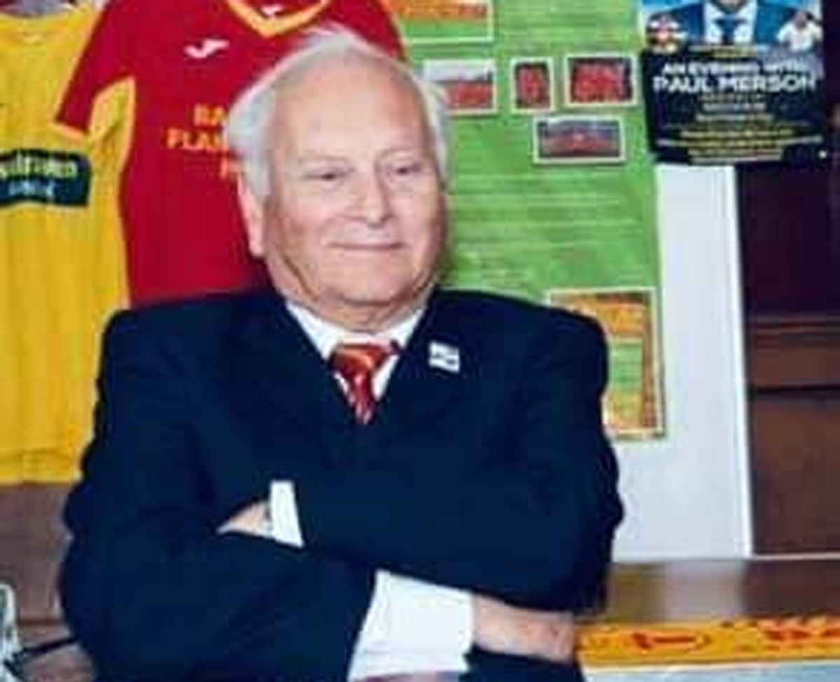 Lions donate defibrillator in memory of Nigel Porter - Banbury FM