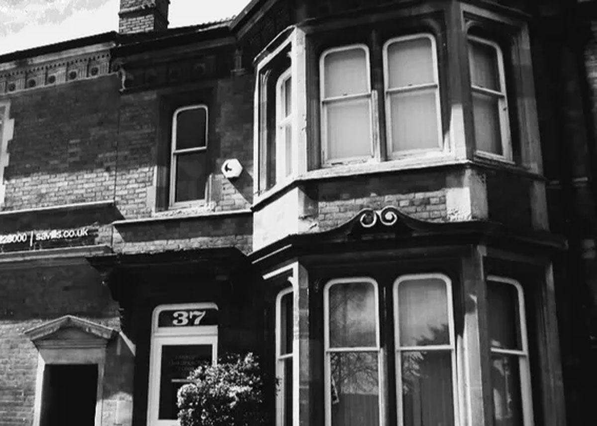 Daring Dozen Plus A Dog Attempt To Sleep In A Banbury Haunted South