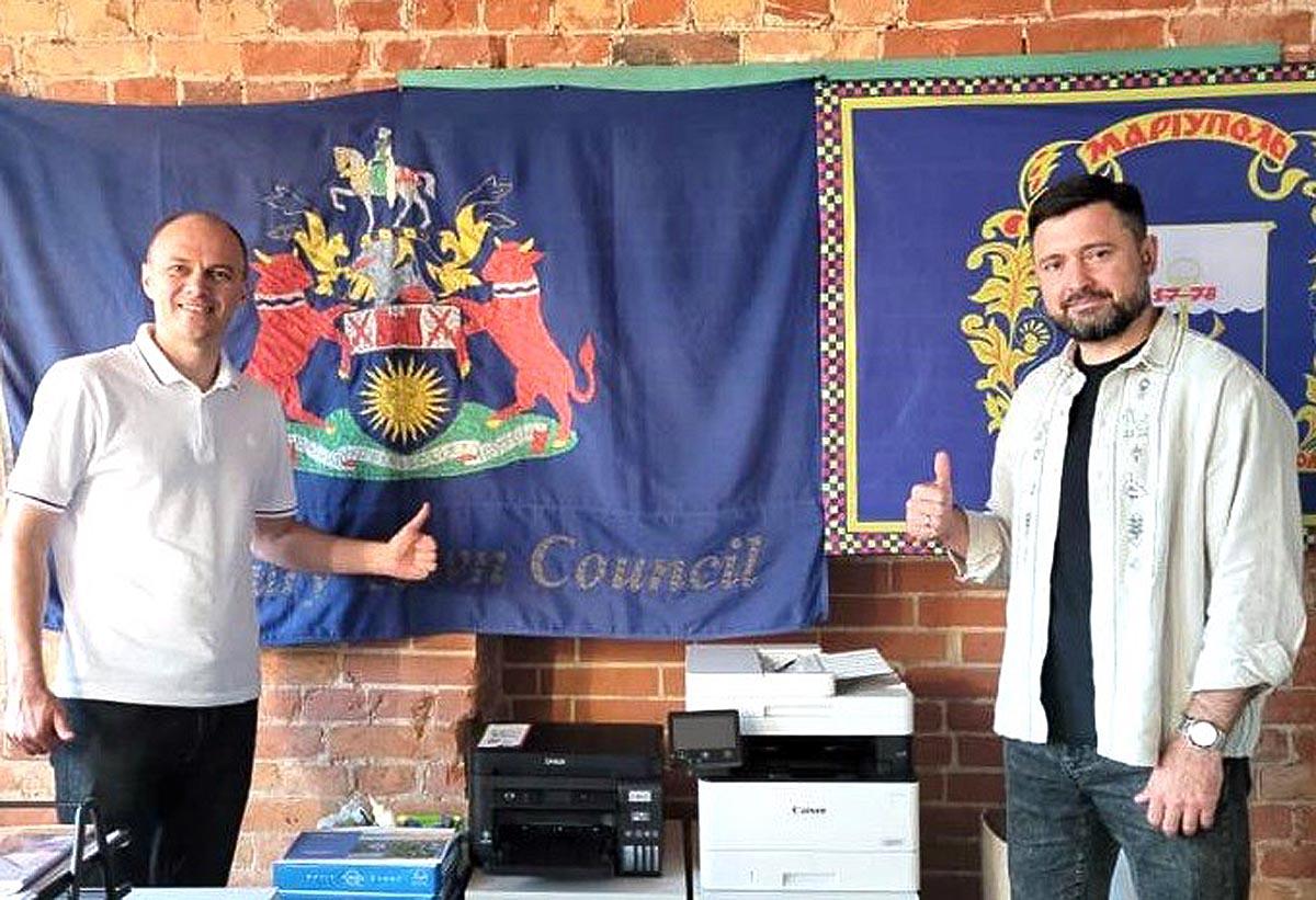Banbury Town Council flag hangs proudly in Mariupol mayor’s office ...