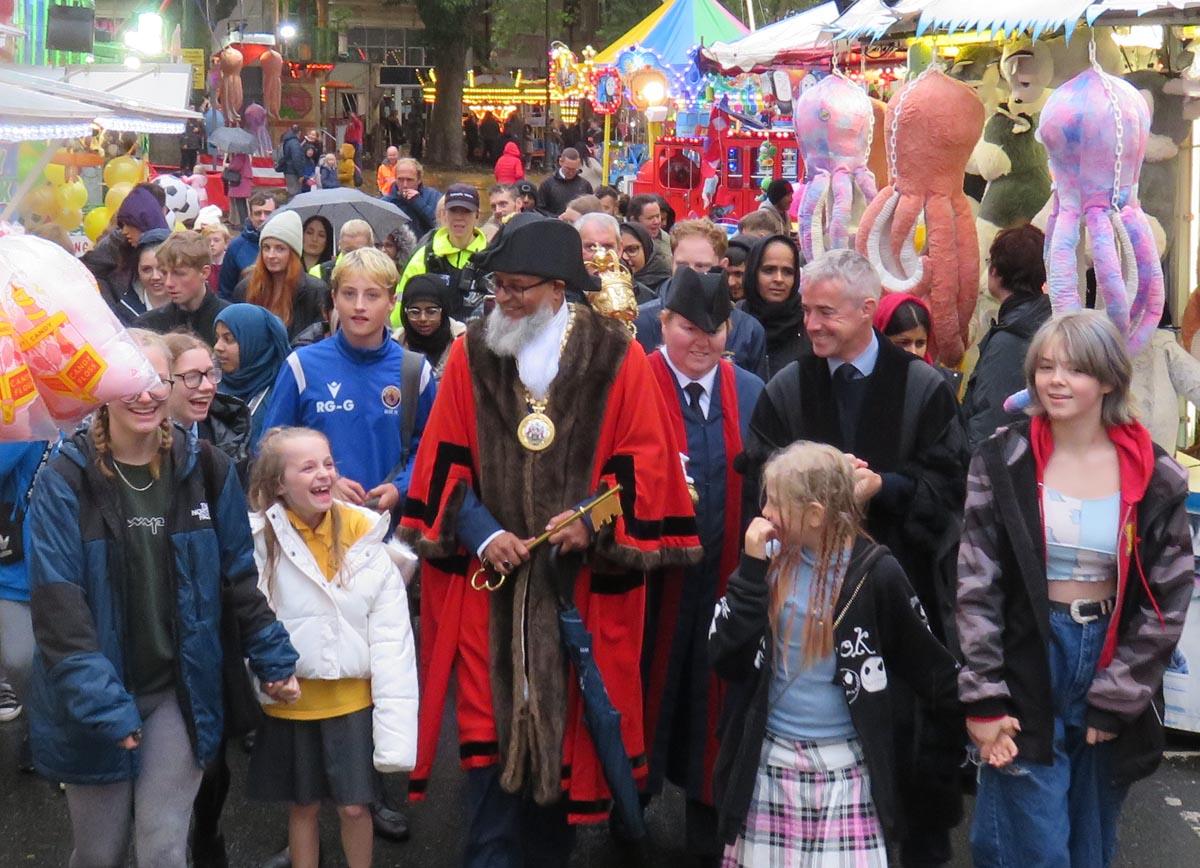 Great atmosphere despite damp start to Banbury Fair - Banbury FM