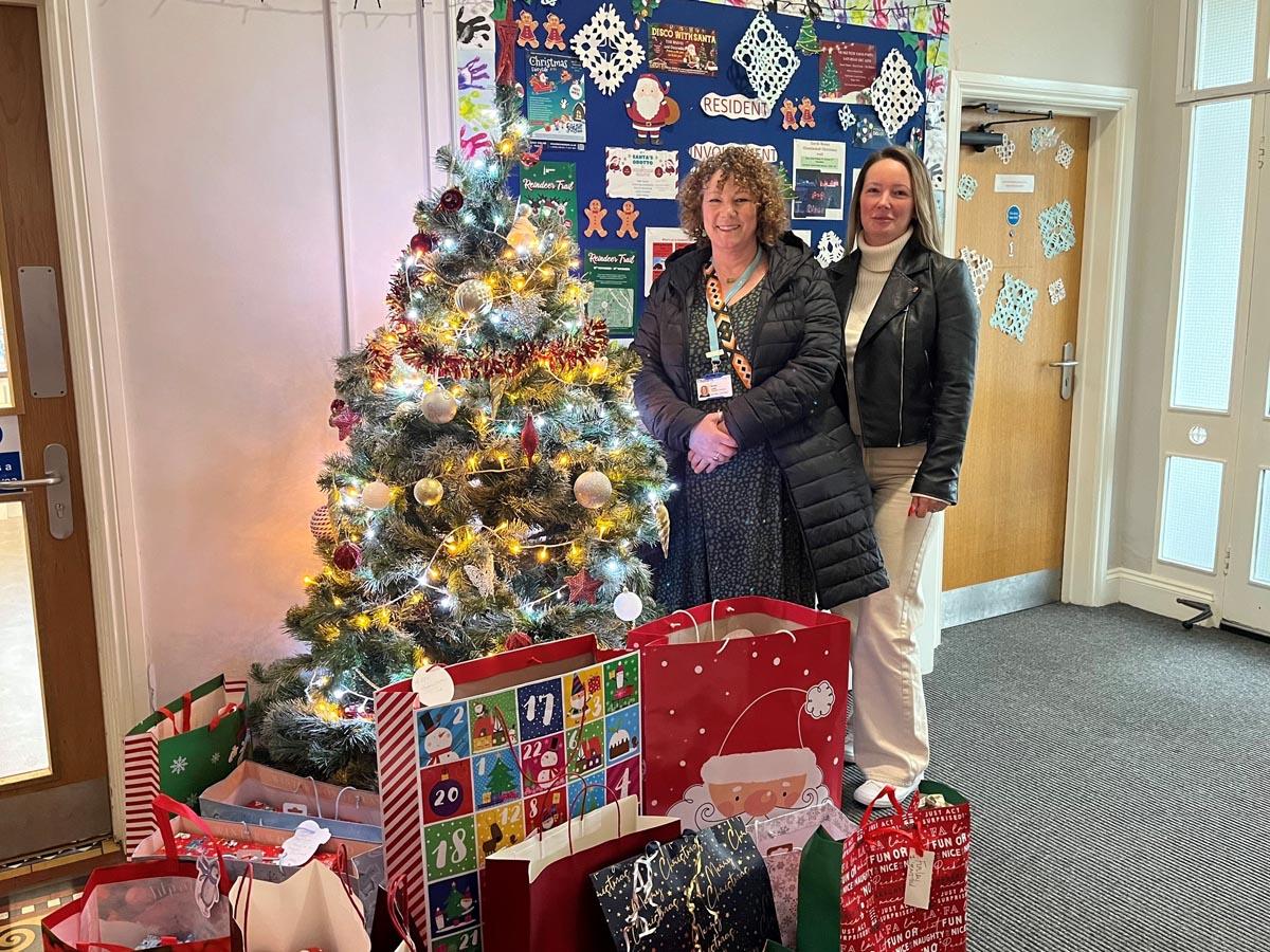 Kind-hearted Chiltern Railways staff donate gifts for supported housing ...